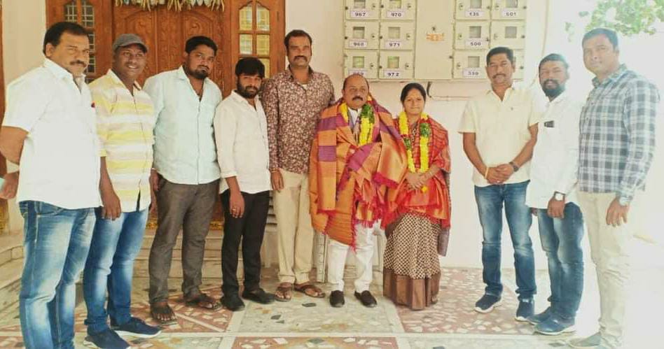 కార్పొరేట‌ర్ మంజుల ర‌ఘునాథ్ రెడ్డికి తెరాస నాయ‌కుల స‌న్మానం